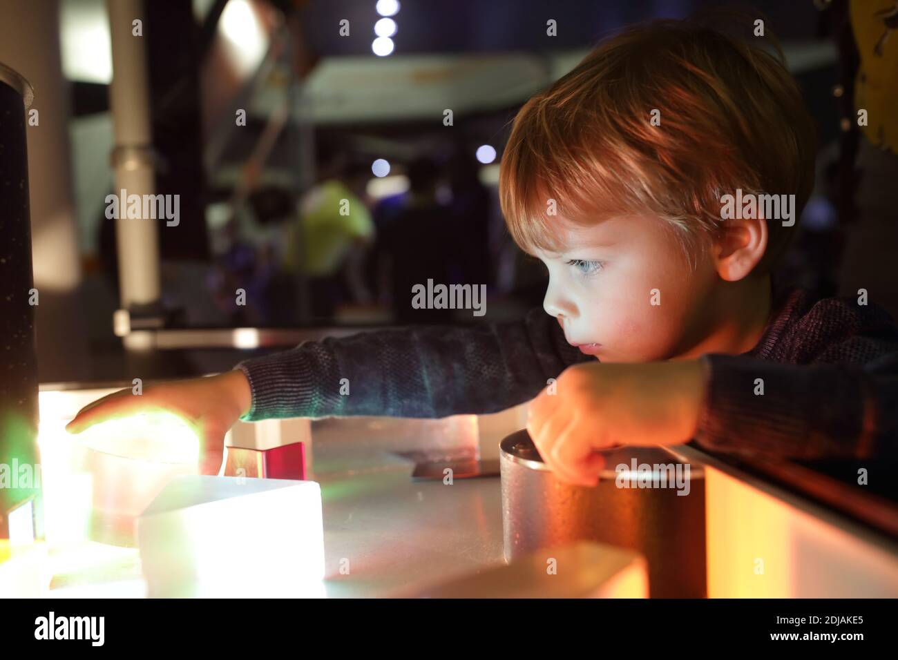 Kid studying the refraction of light in lab Stock Photo - Alamy