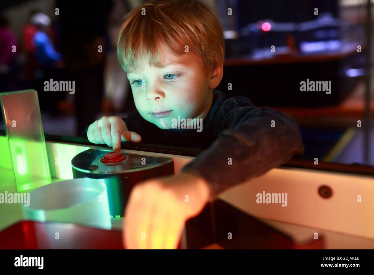 Child playing with refraction of light in lab Stock Photo - Alamy