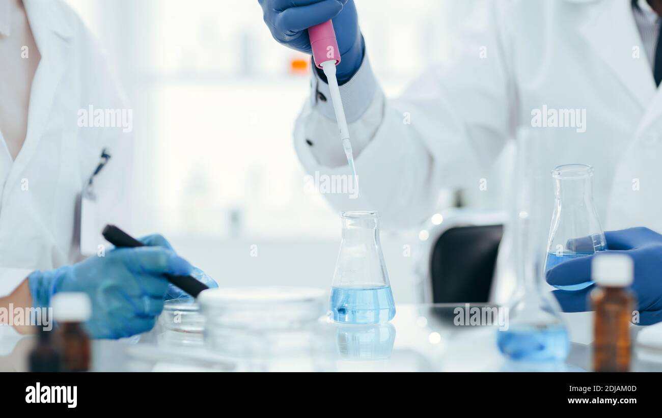 close up. Scientists conduct research in the laboratory Stock Photo - Alamy