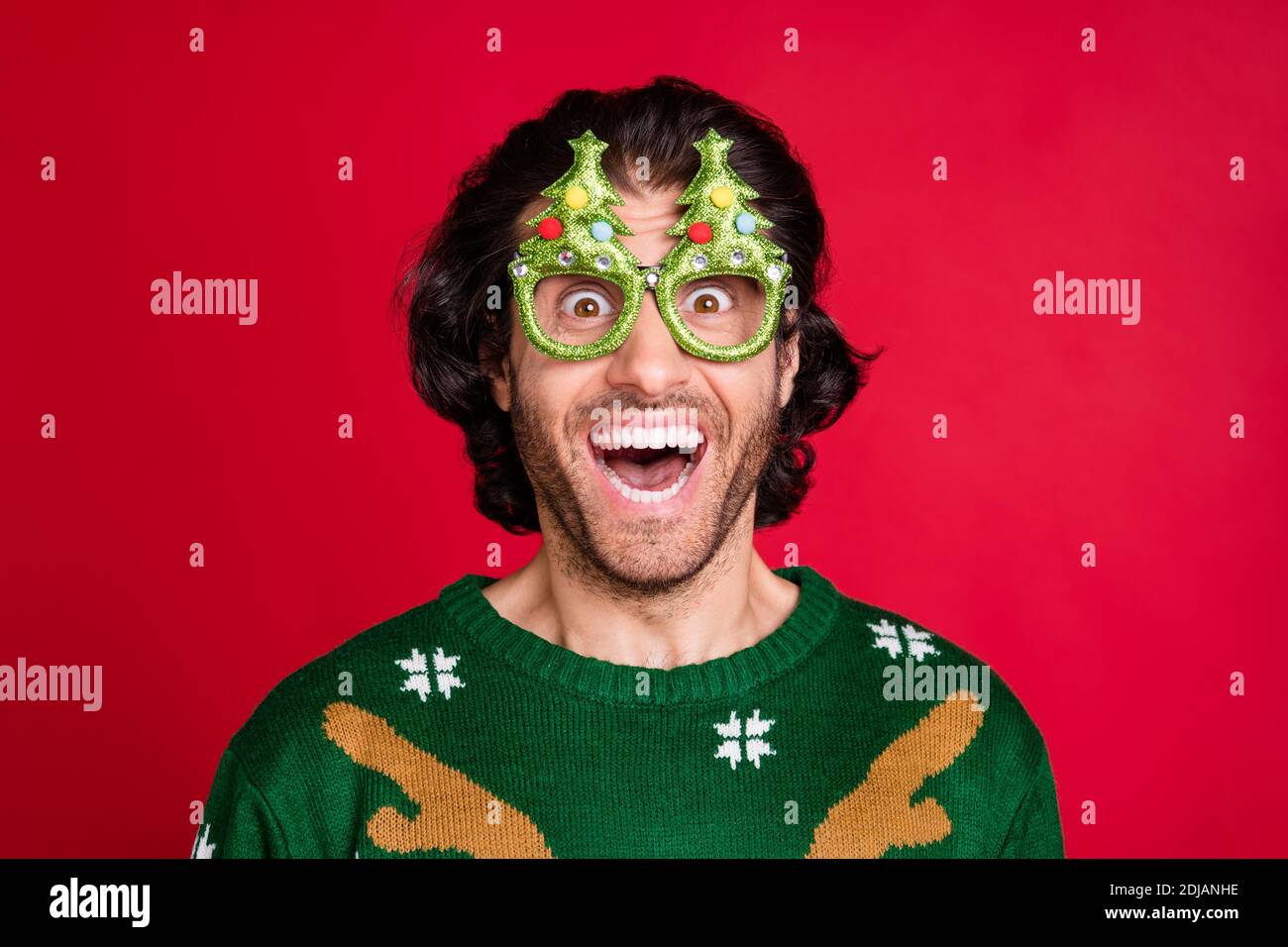 Close-up portrait of his he nice attractive glad cheerful cheery brunet ...