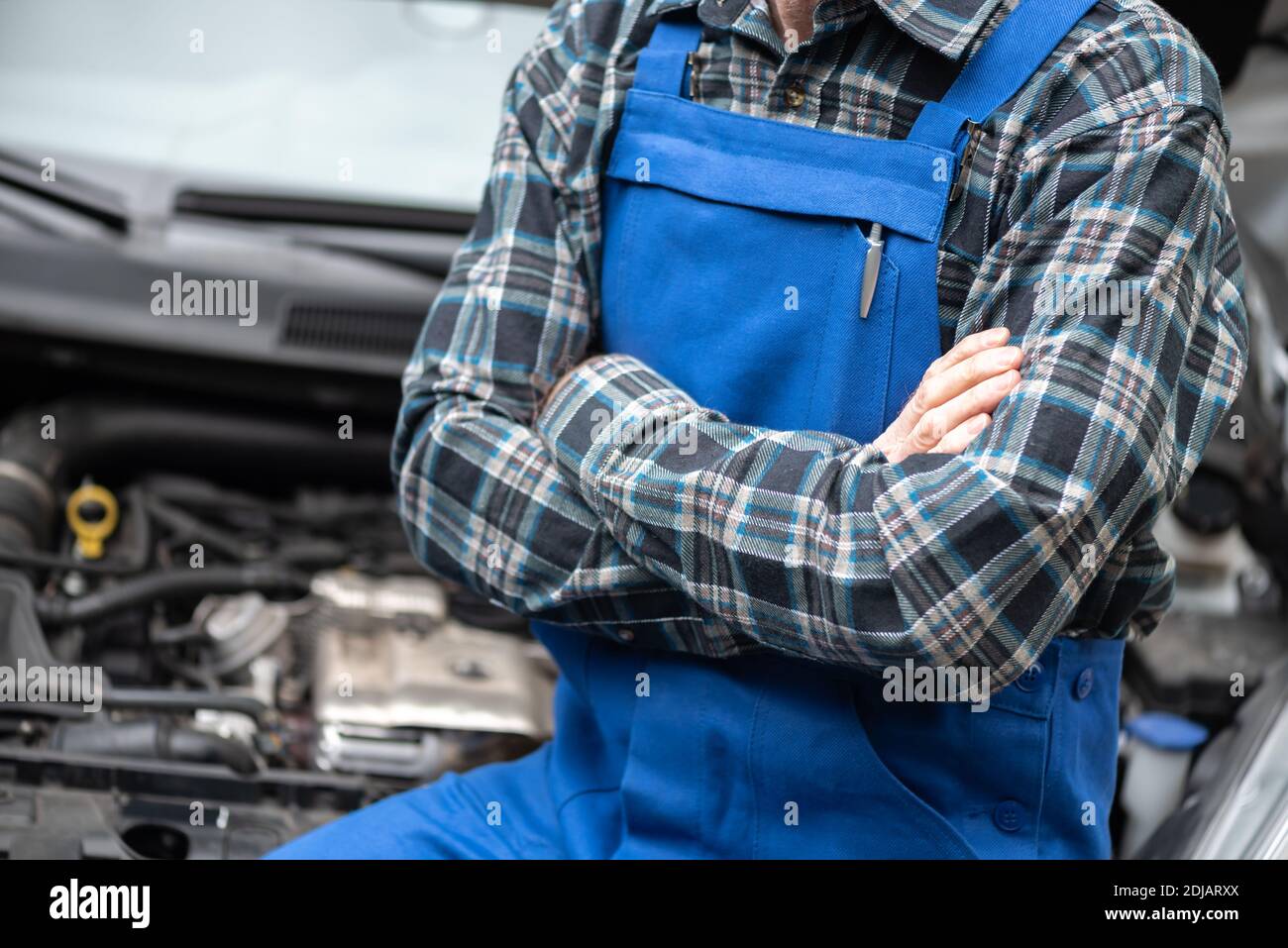 Car mechanic with arm crossed Stock Photo - Alamy