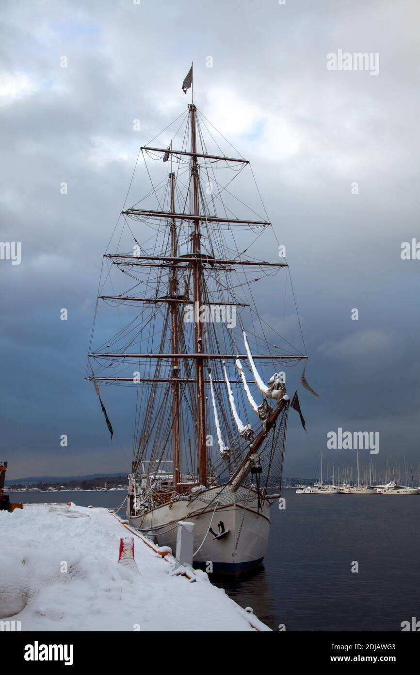 2 masted brigantine hi-res stock photography and images - Alamy