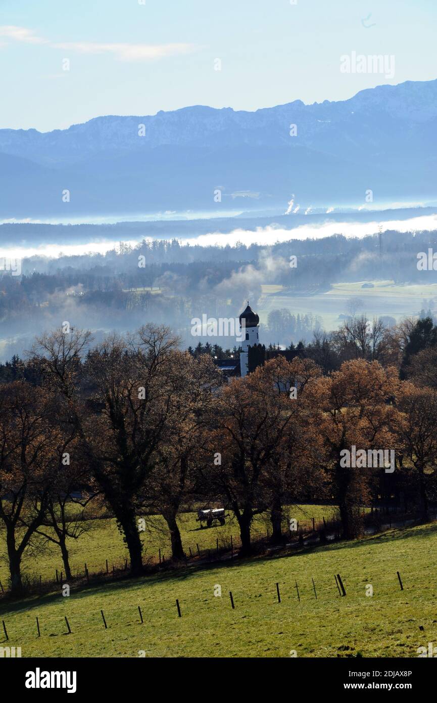 Tutzing, Germany. 14th Dec, 2020. Fog over the Starnberger See, good ...
