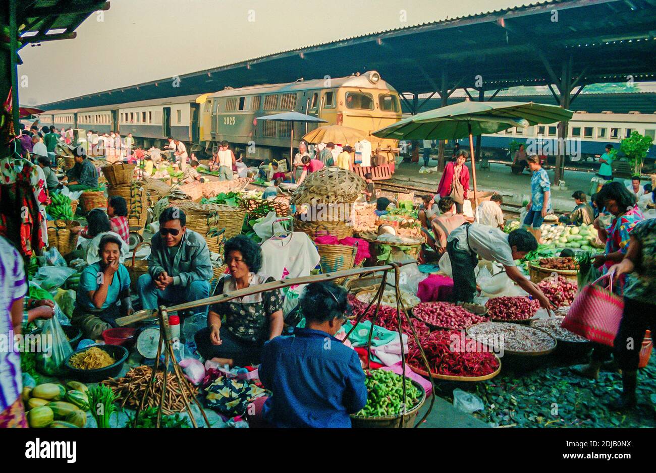 Market on the railway tracks at Dhonburi Station, west of the Chao ...