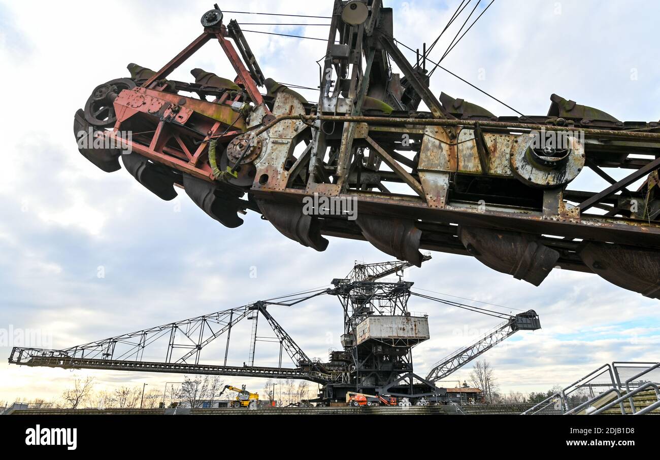14 December 2020, Saxony-Anhalt, Gräfenhainichen: Assembly workers are ...