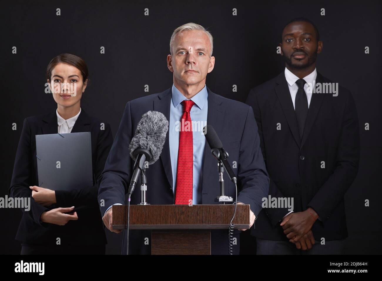 Man giving speech microphone hi-res stock photography and images - Alamy