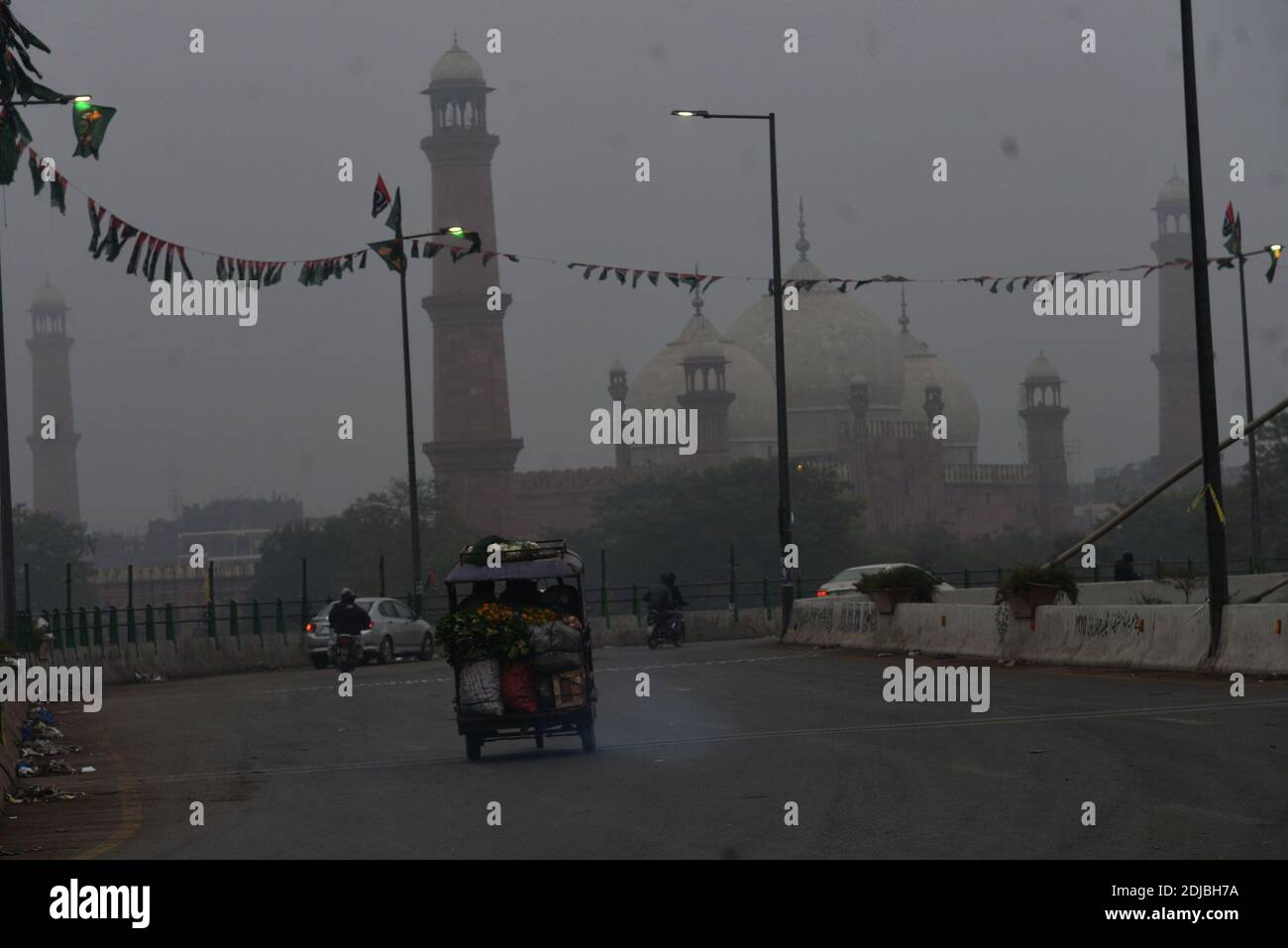 Pakistani people busy in their routine work during the fog engulfs the ...