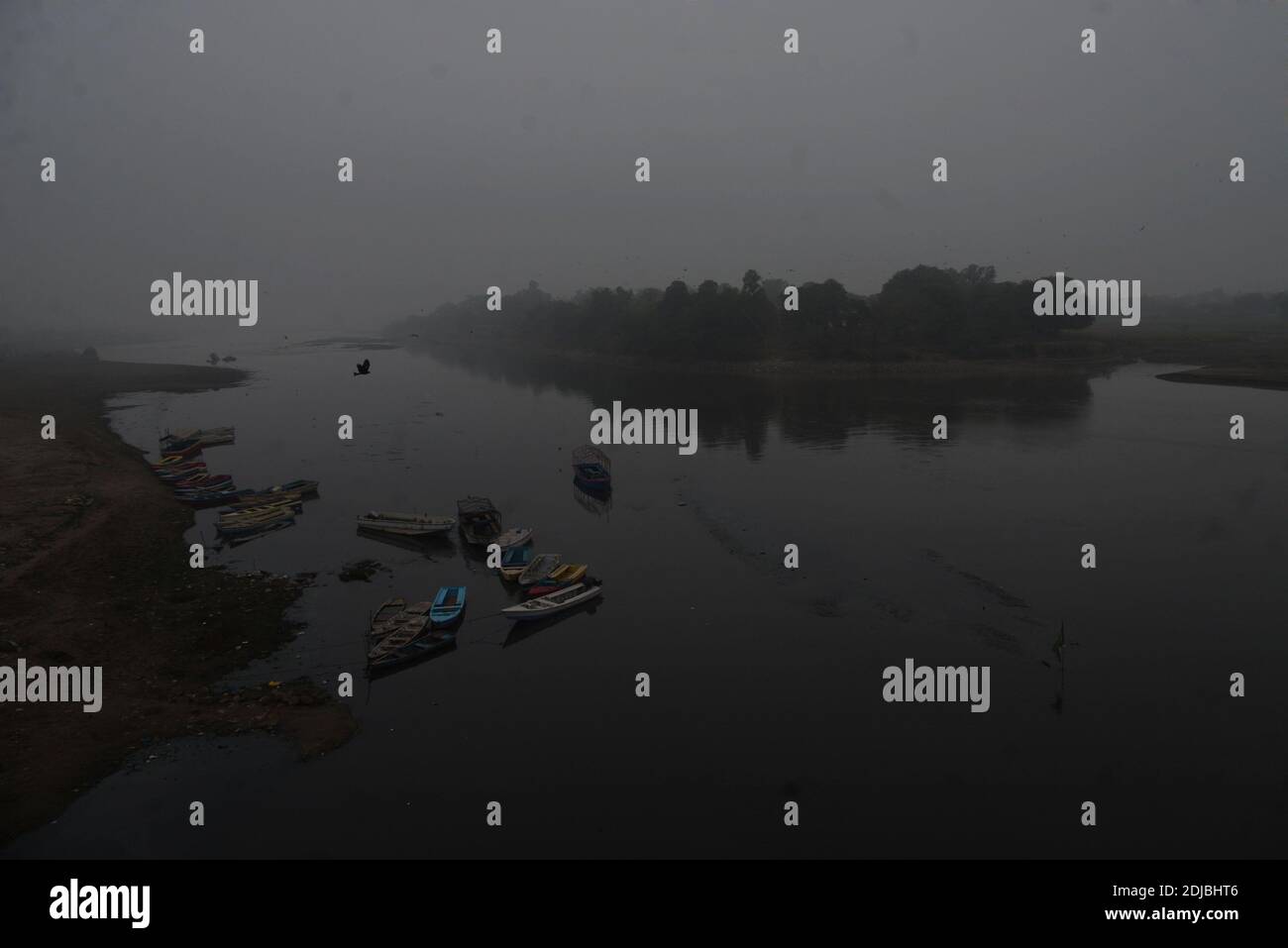 Pakistani people busy in their routine work during the fog engulfs the ...