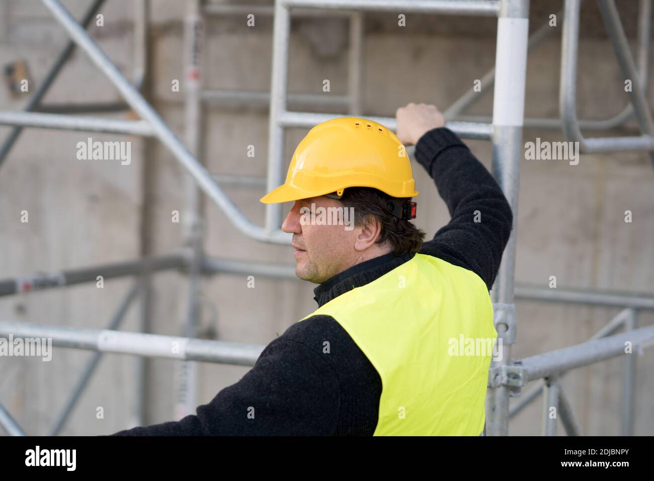 Construction worker on scaffolding hi-res stock photography and images ...