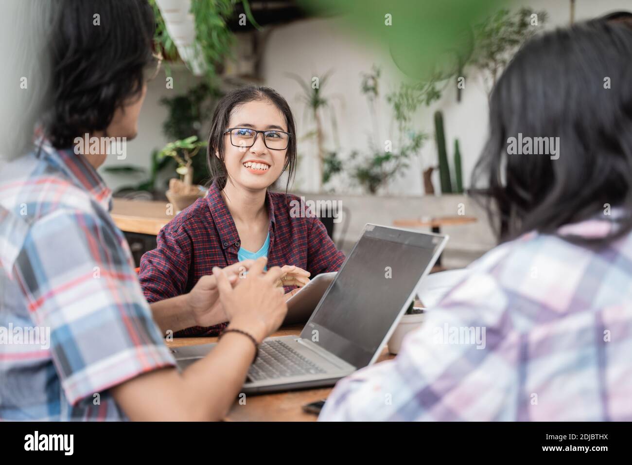 Portrait of young asian students meeting in a cafe Stock Photo - Alamy