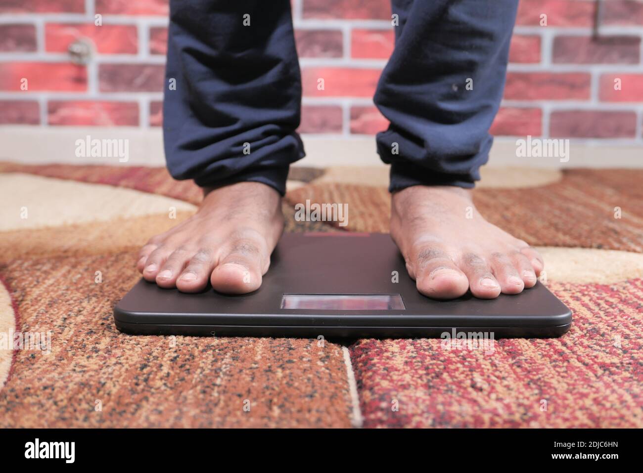 man's feet on weight scale close up Stock Photo - Alamy