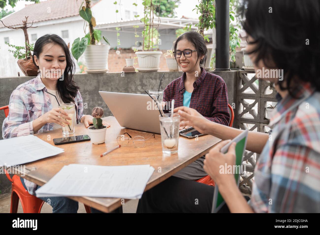 Portrait of young asian students meeting in a cafe Stock Photo - Alamy
