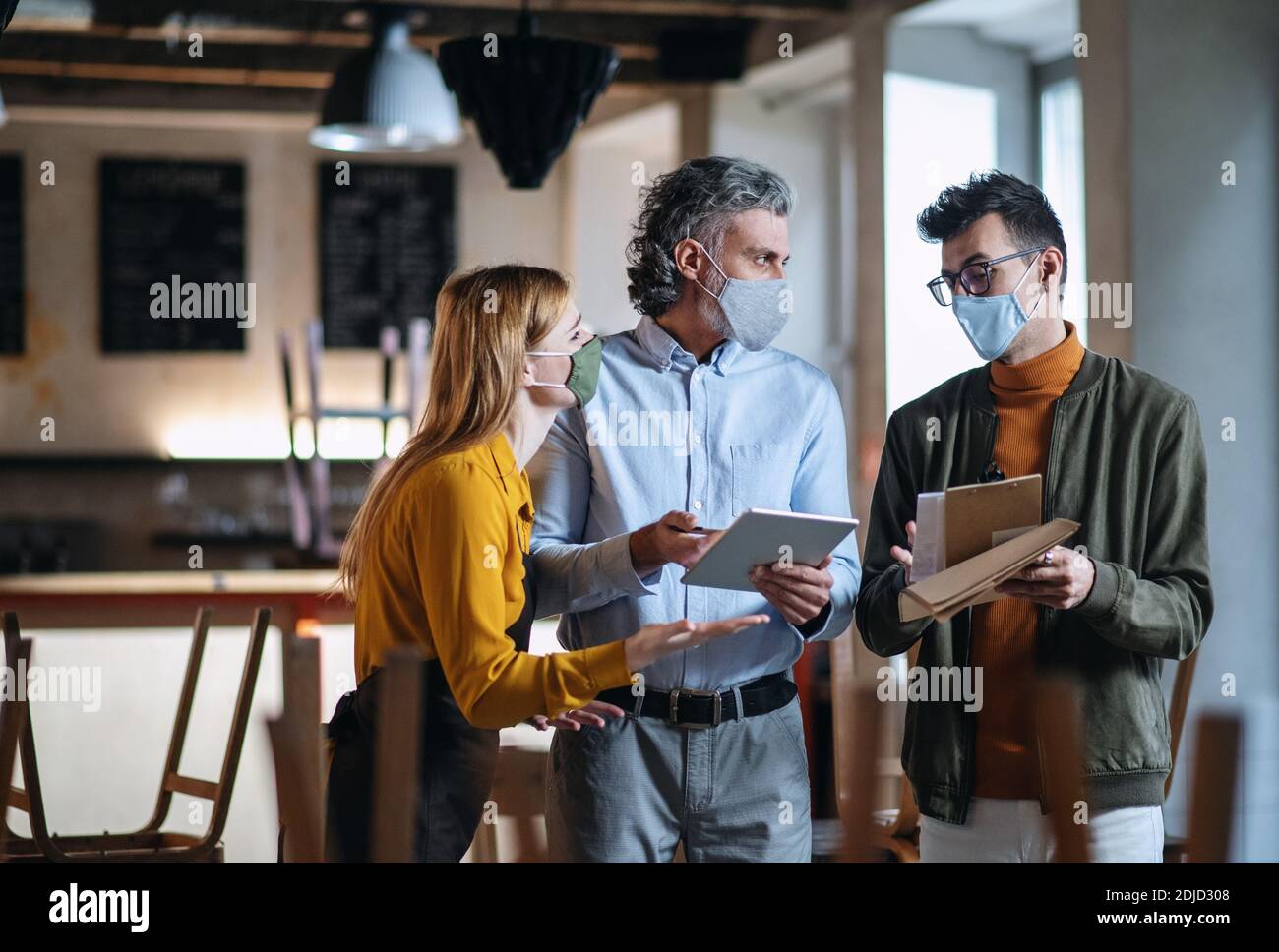 Restaurant manager angry hi-res stock photography and images - Alamy