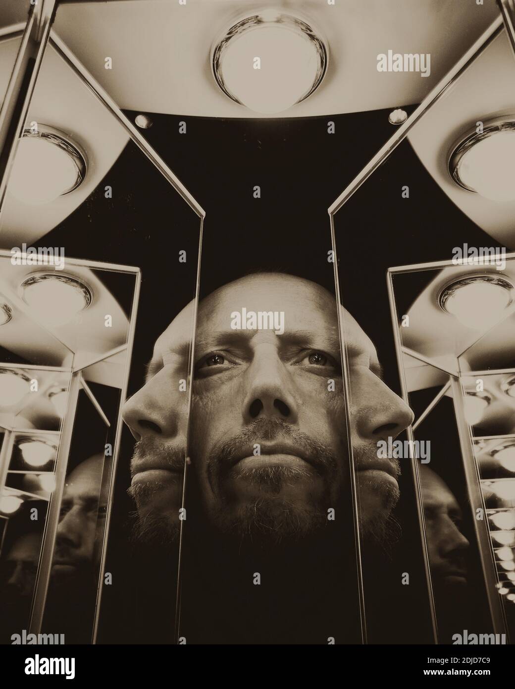 Mirrors in ceiling hi-res stock photography and images - Alamy