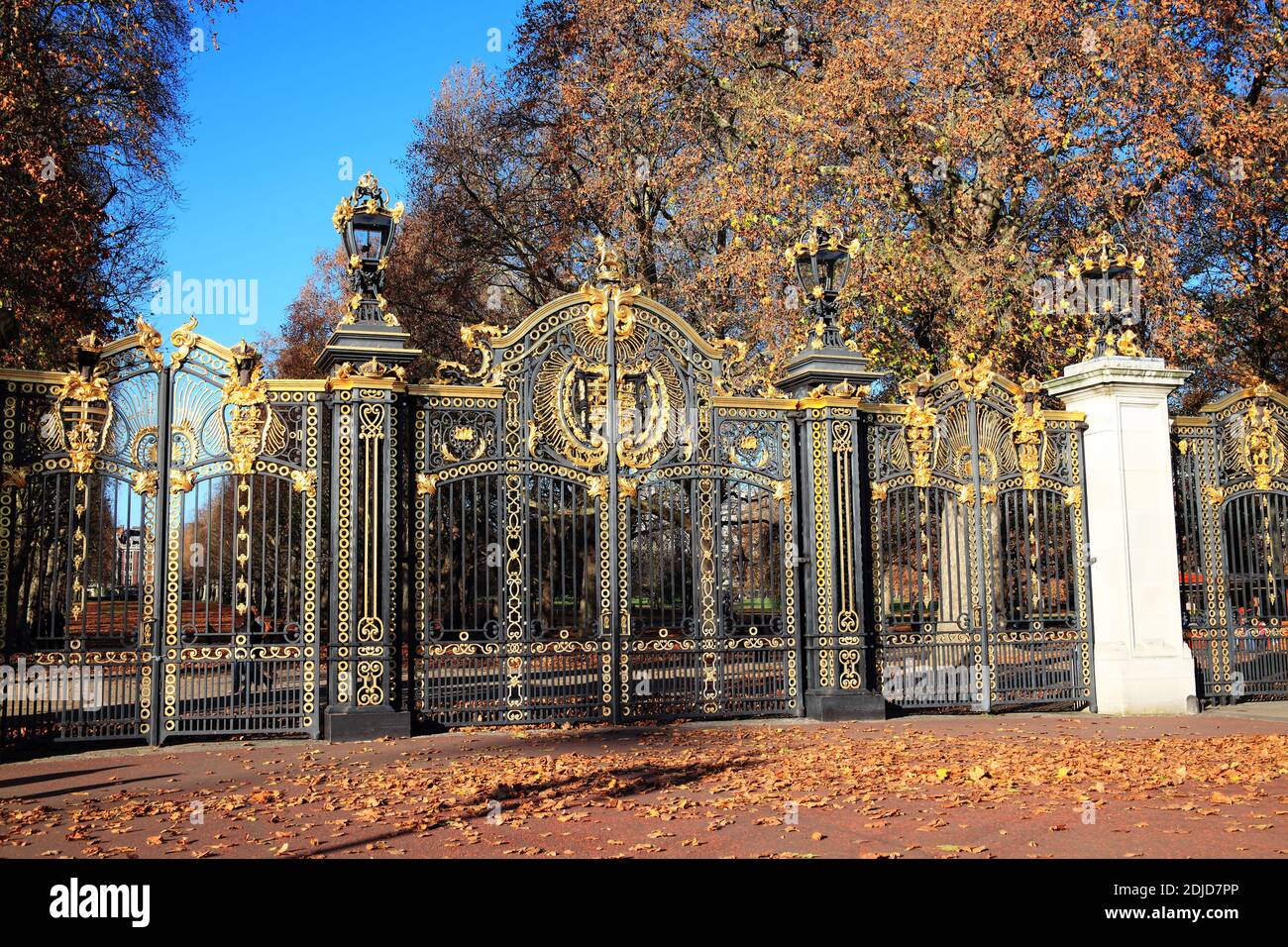The Canada Gate entrance to Green park at Buckingham Palace London ...