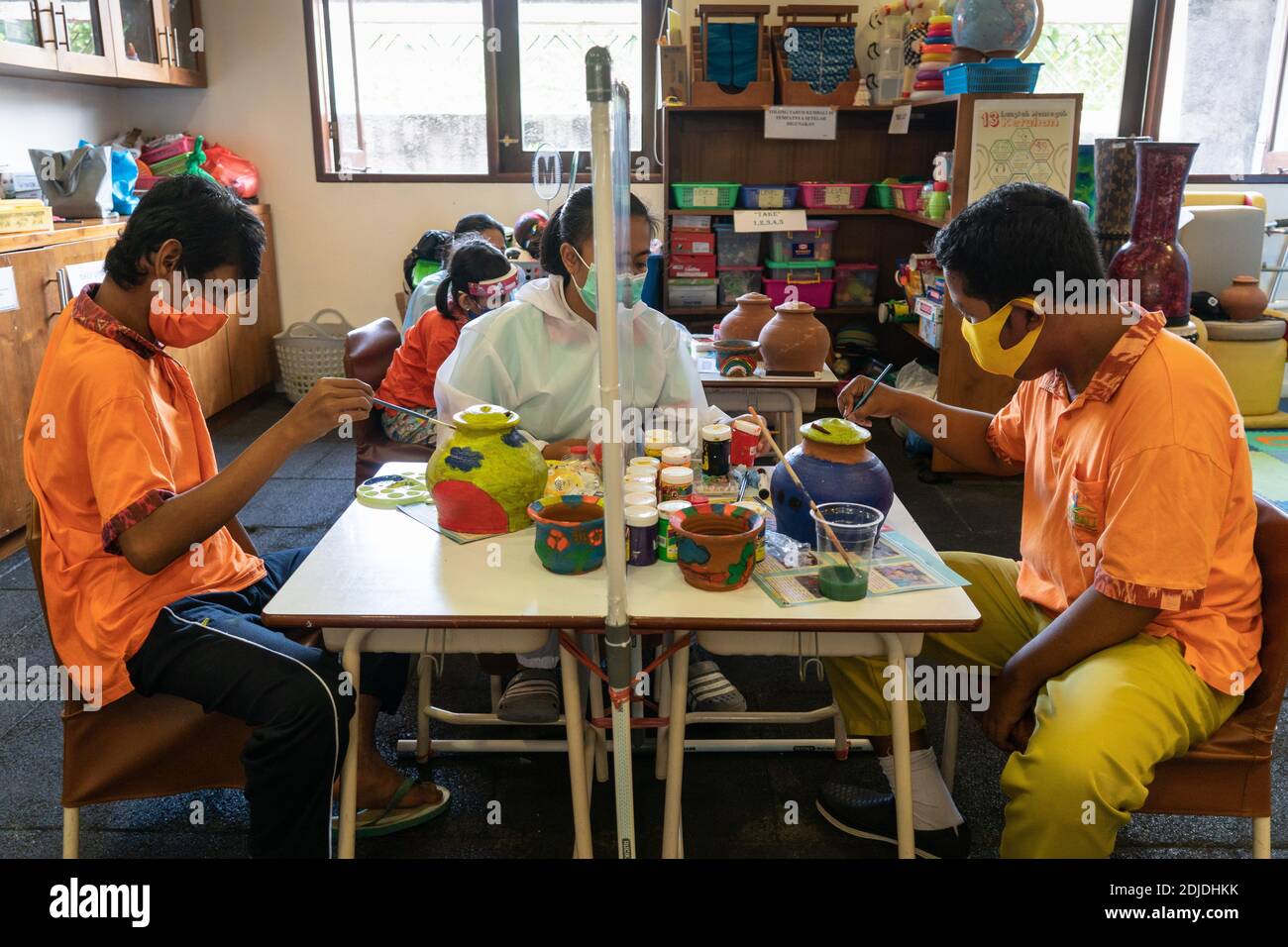 Physical disability children classroom hi-res stock photography and ...