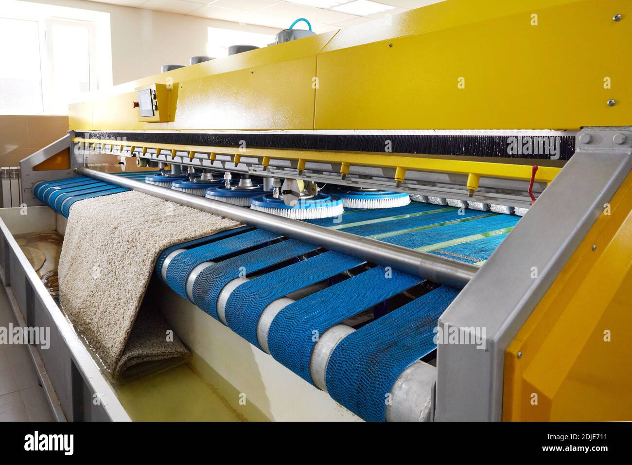 Automatic machine and equipment for carpet washing and dry cleaning ...