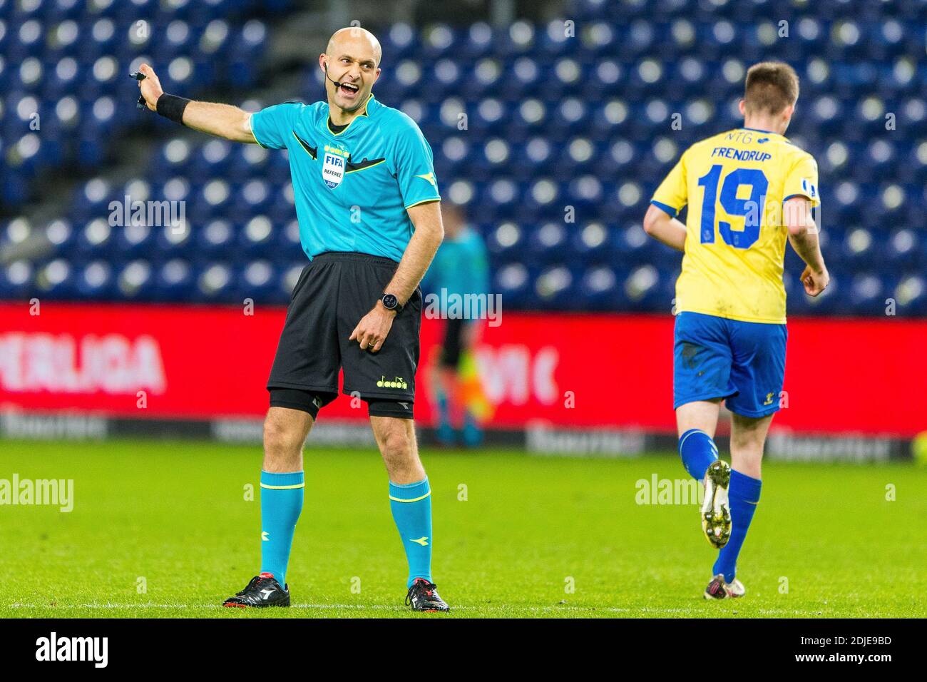 Referee peter hi-res stock photography and images - Alamy