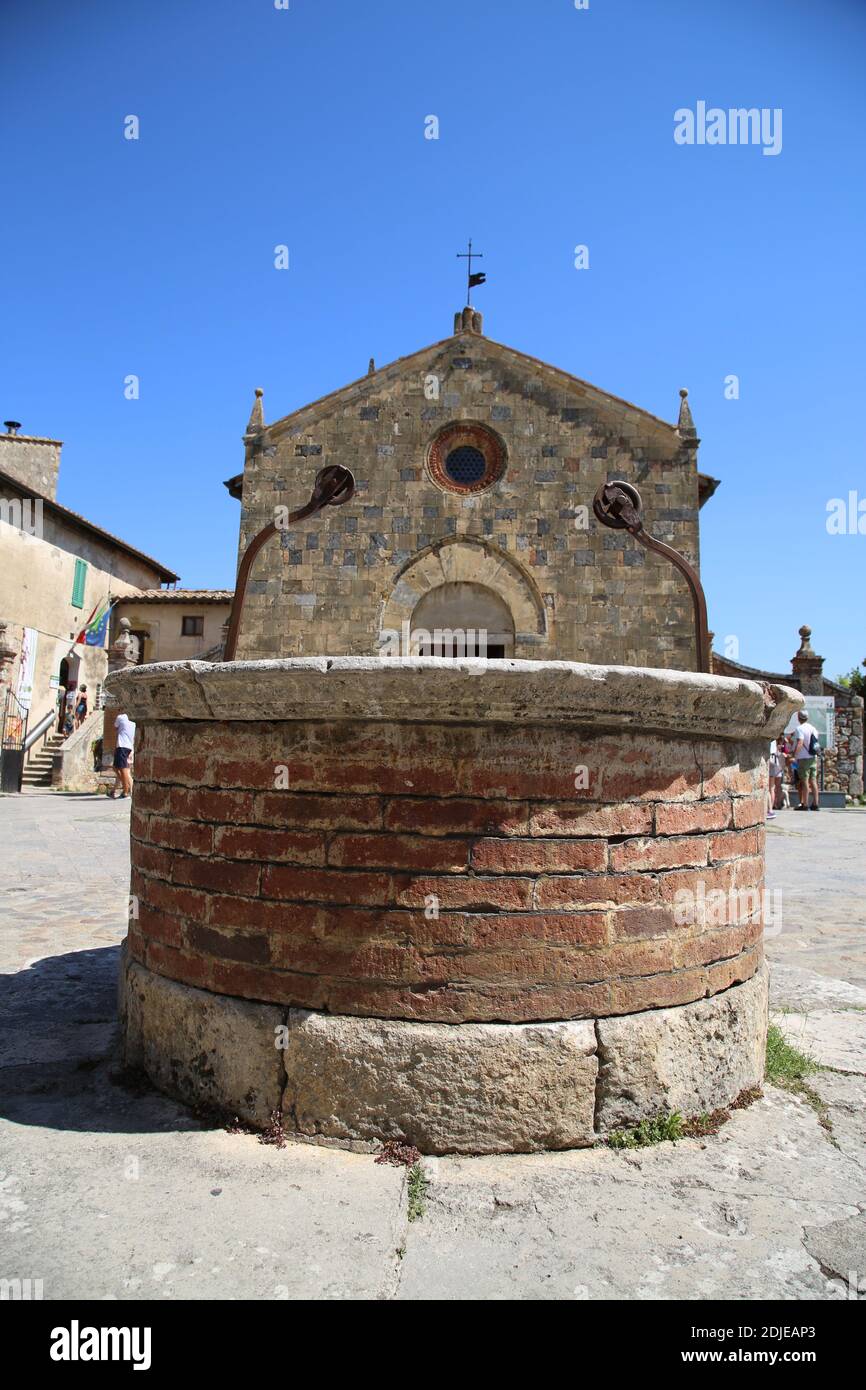 Ancient well in the town of Monteriggioni, Italy Stock Photo - Alamy