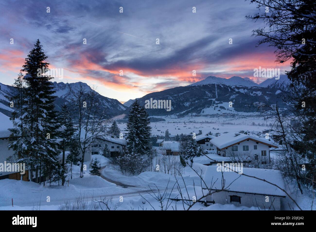 Dark blue winter sky hi-res stock photography and images - Alamy
