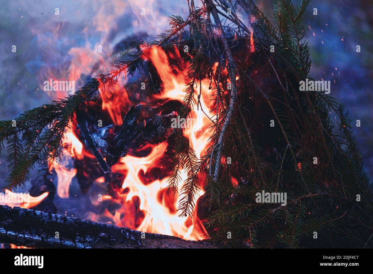 Starting fire firesteel hi-res stock photography and images - Alamy