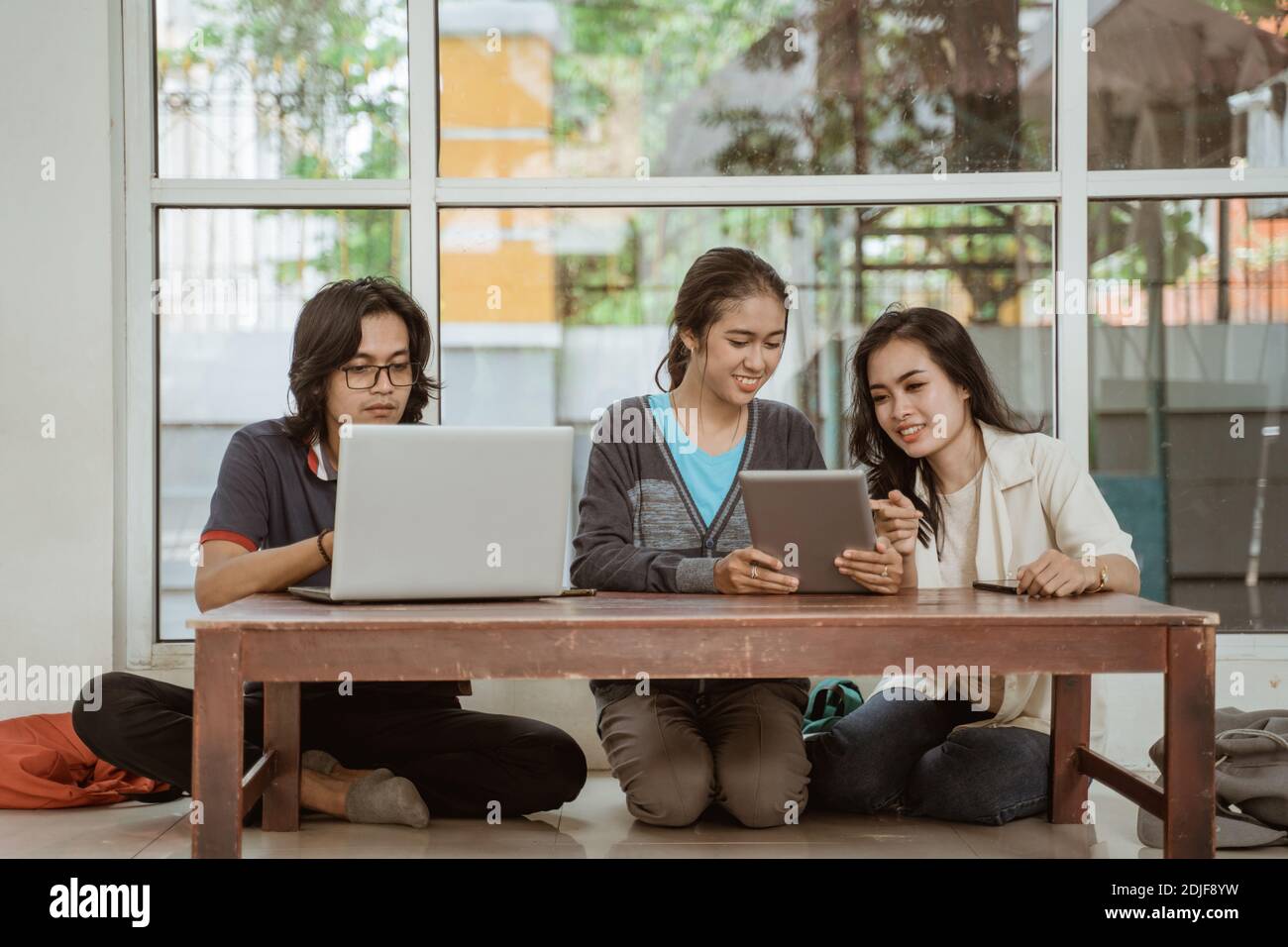 Students working in small groups hi-res stock photography and images ...