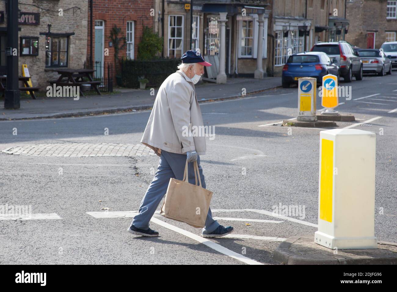 Wearing a face coverings hi-res stock photography and images - Alamy