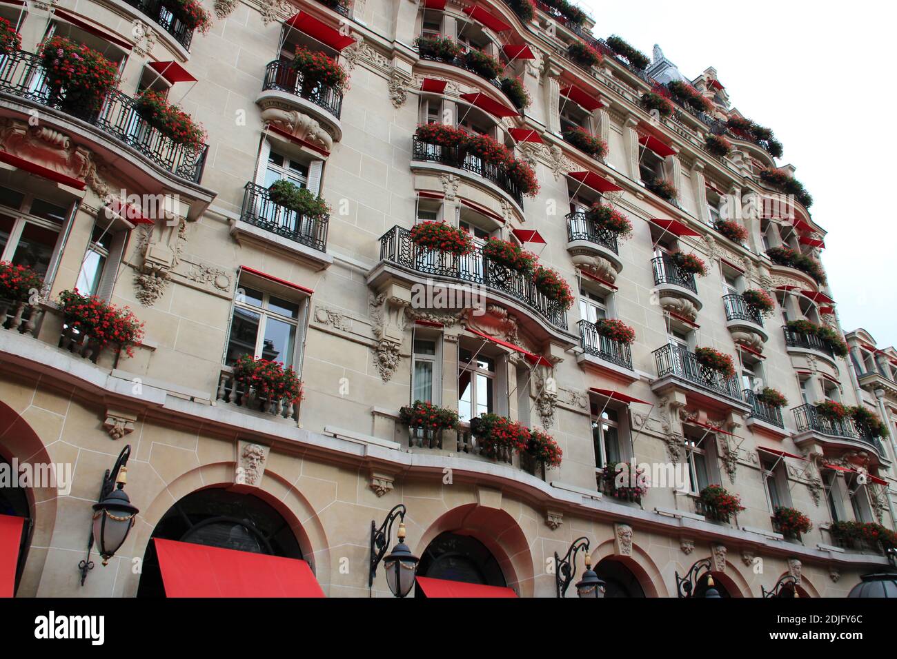 building (hotel) in paris in france Stock Photo - Alamy