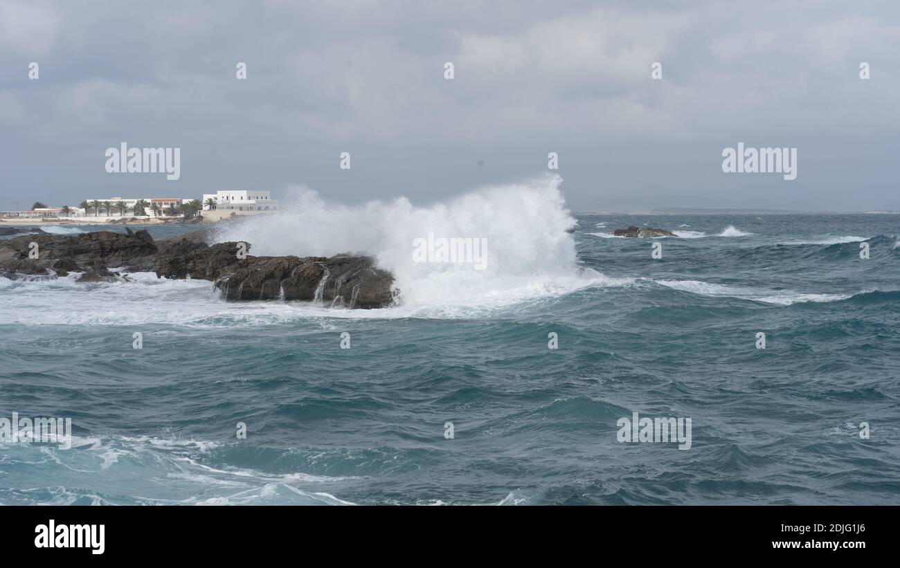 Storm waves breaking against rocks hi-res stock photography and images ...