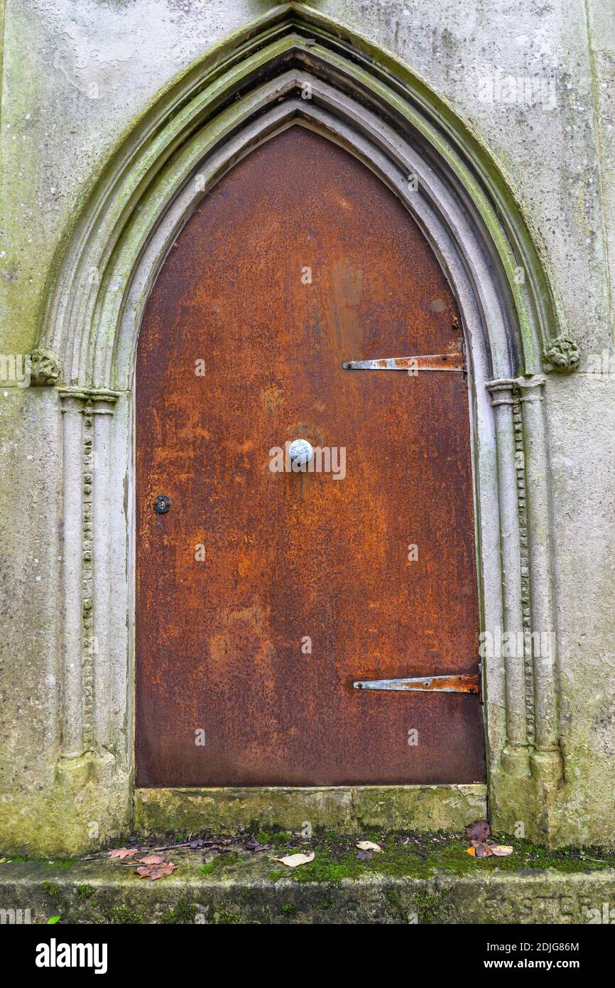 London/UK. 12.2.20. An old crypt door in the atmospheric western part ...