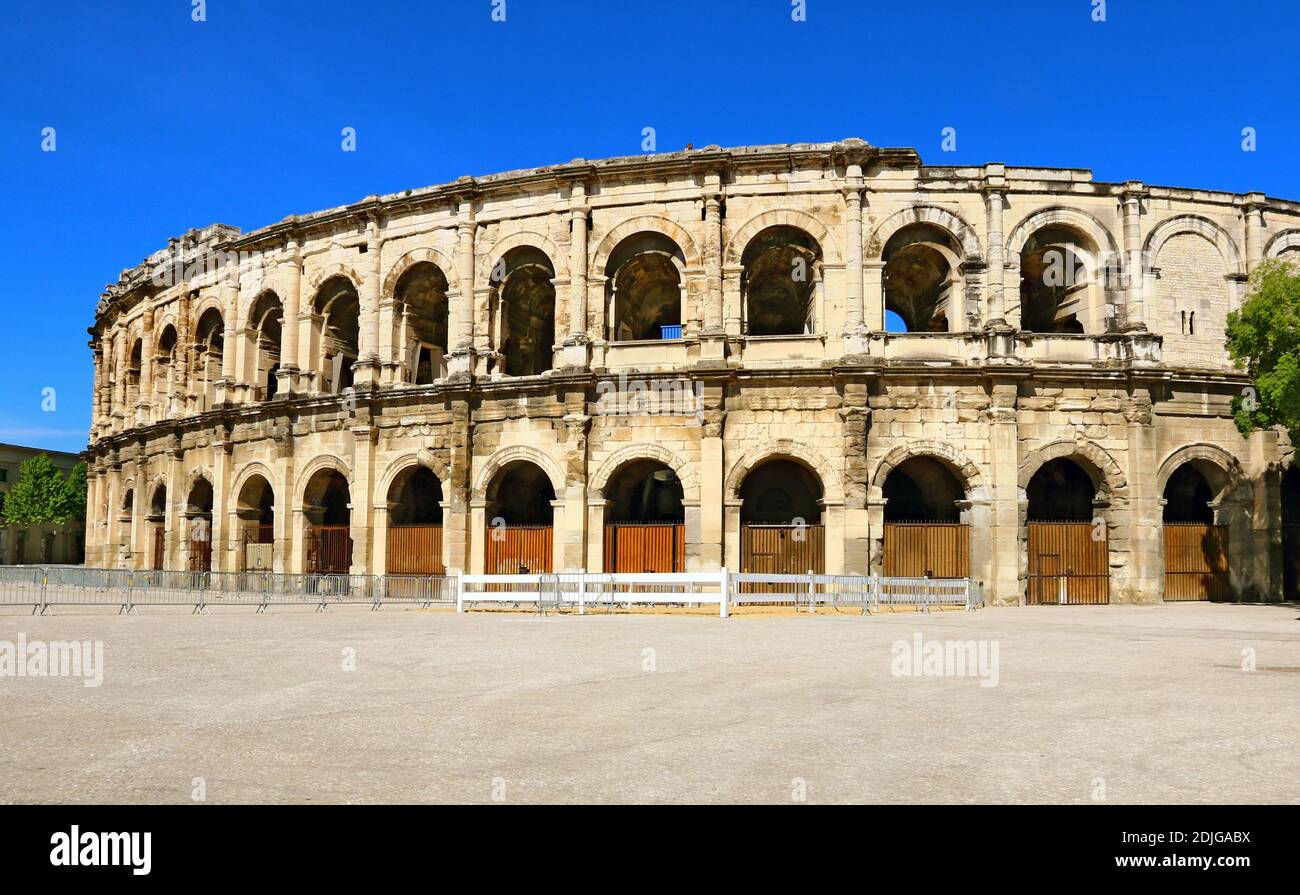 Roman architecture nimes hi-res stock photography and images - Alamy