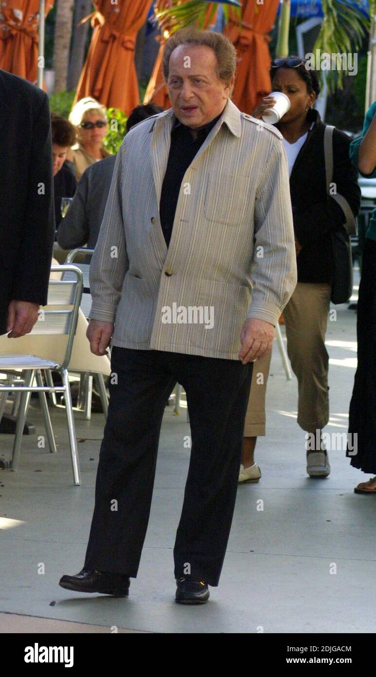 Exclusive!! An aging Jackie Mason strolls on Miami Beach's Licoln Road ...