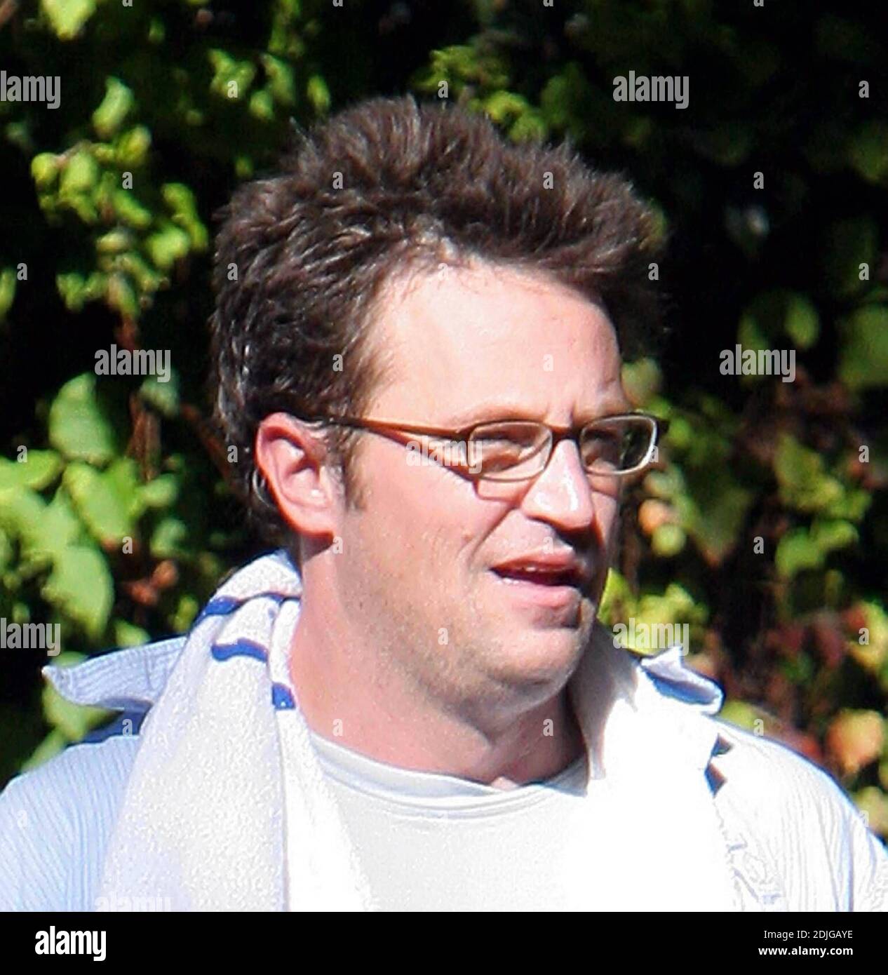 Matthew Perry, wearing glasses, works off some holiday pounds at a gym ...