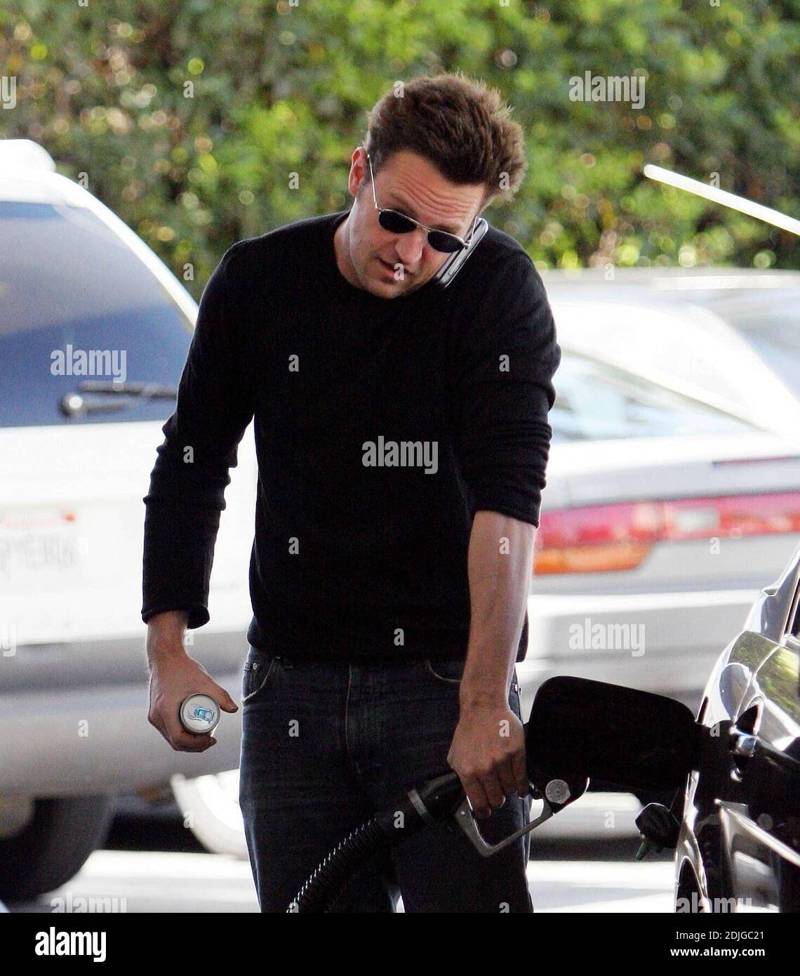 Exclusive!! Matthew Perry mutli tasks in Beverly Hills, Ca. The actor ...