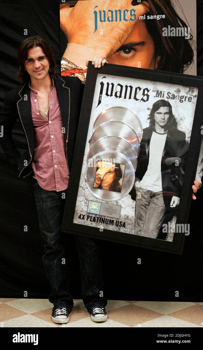 Juanes performs in concert at the Bank Atlantic Center, 1/28/06 Stock ...