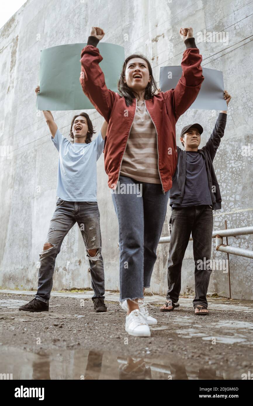 Portrait students holding blank paper who are burning with enthusiasm ...
