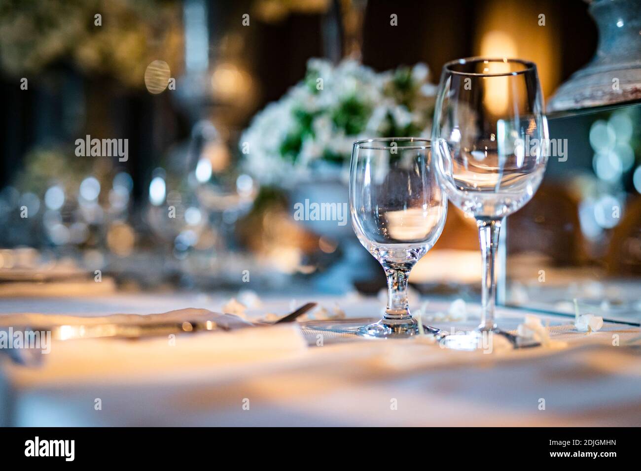 Creative table setting hi-res stock photography and images - Alamy