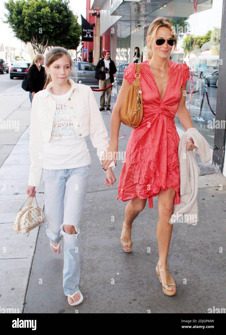 Supermodel turned actress Molly Sims shops with a pretty 14 year old ...