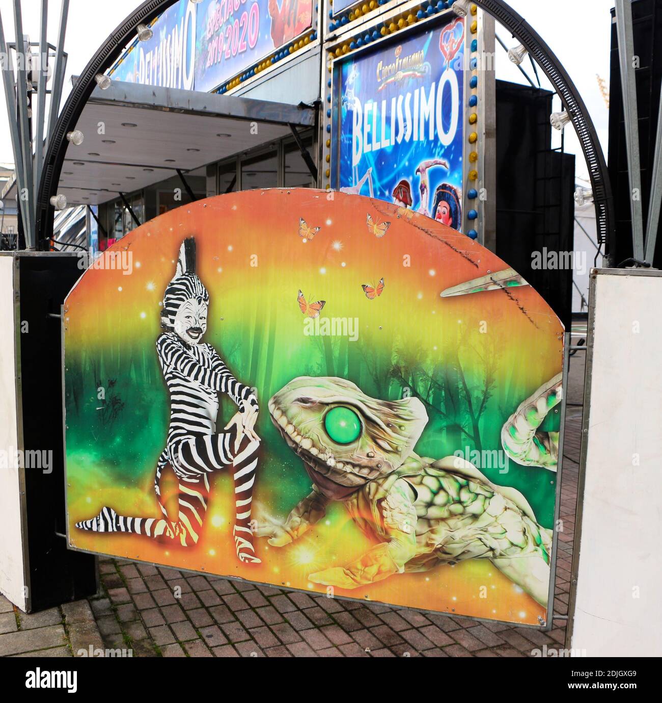 Circus sign painted hi-res stock photography and images - Alamy
