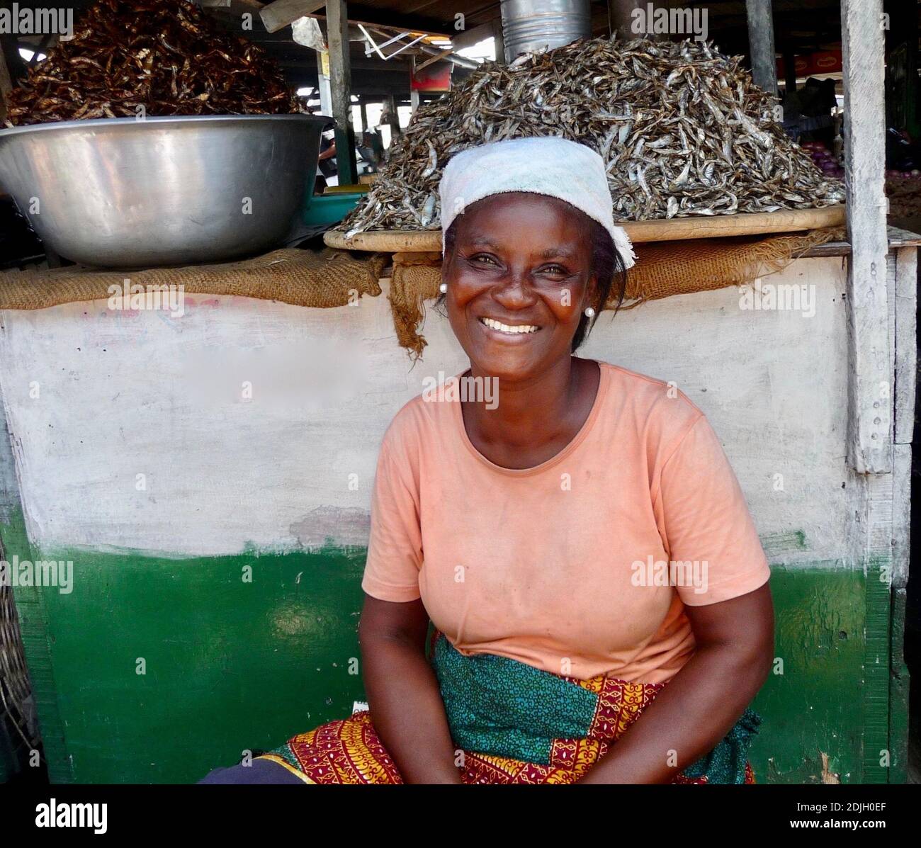 Woman sells fish africa hi-res stock photography and images - Alamy