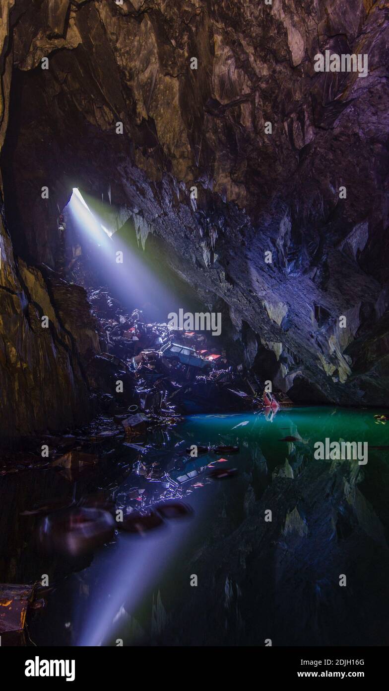 Water falling in cave cave hi-res stock photography and images - Alamy