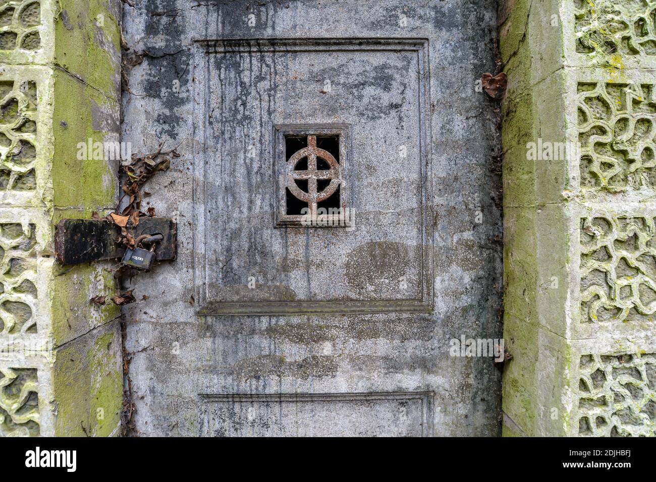 London/UK. 12.2.20. An old crypt door in the atmospheric western part ...