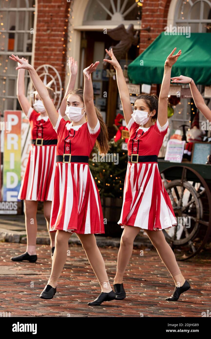 Masks dancer hi-res stock photography and images - Alamy