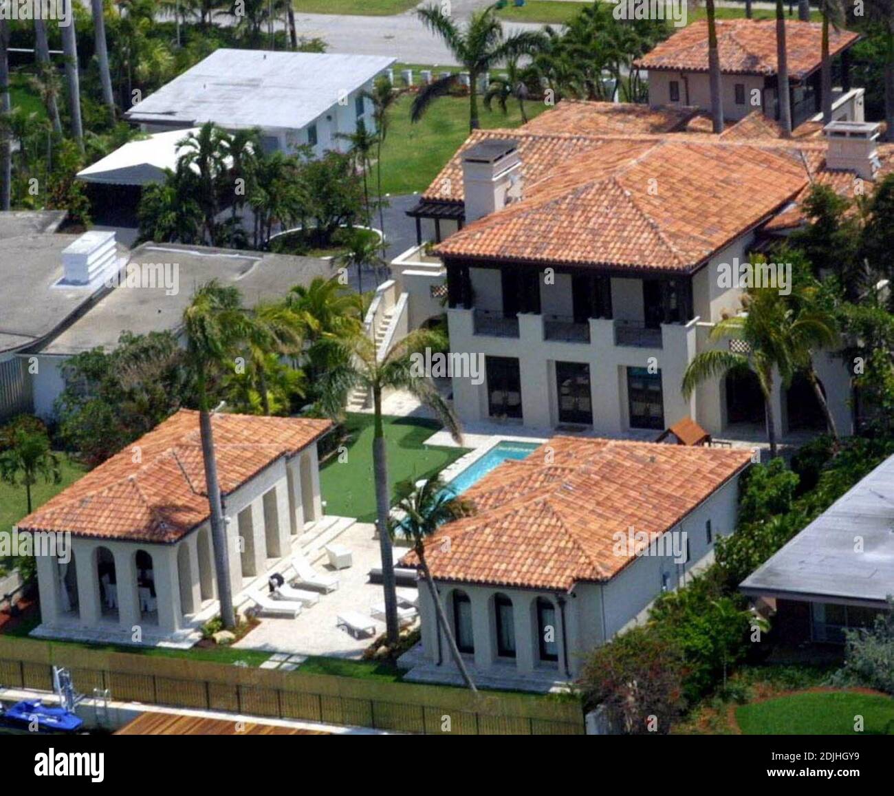 Golf enthusiast Matt Damon has had a 5 hole putting green installed in ...