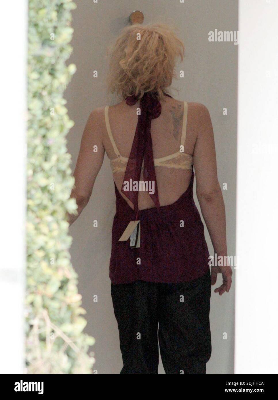 Exclusive!! Courtney loves shopping. The singer spent an hour trying on ...