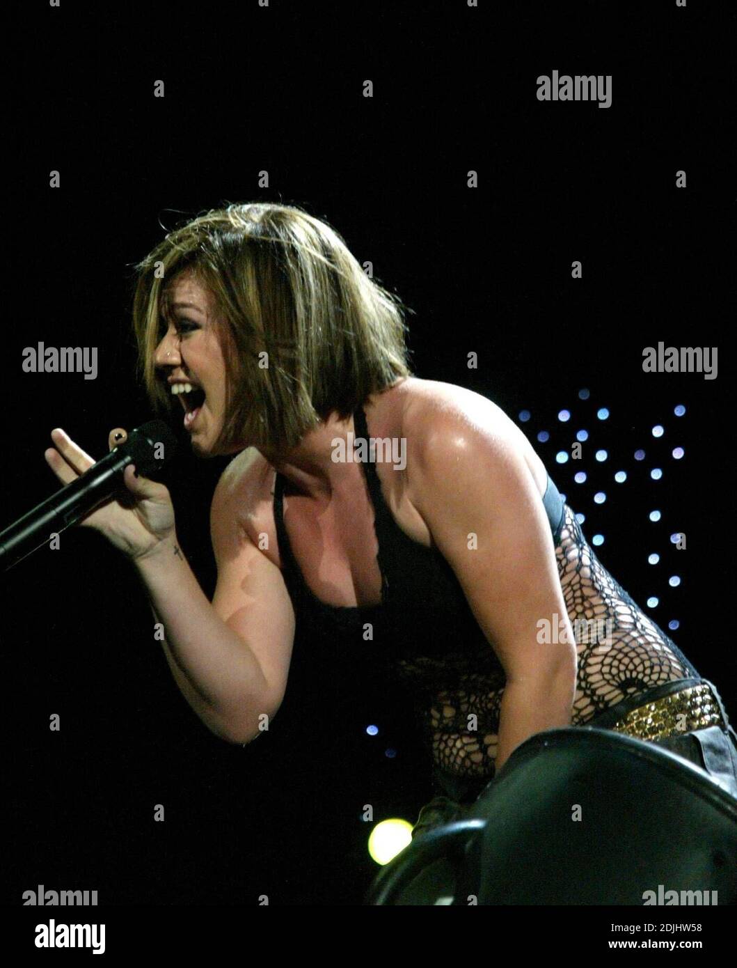 Kelly Clarkson Wows The Audience As She Performs Barefoot At The Sound Advice Amphitheater In