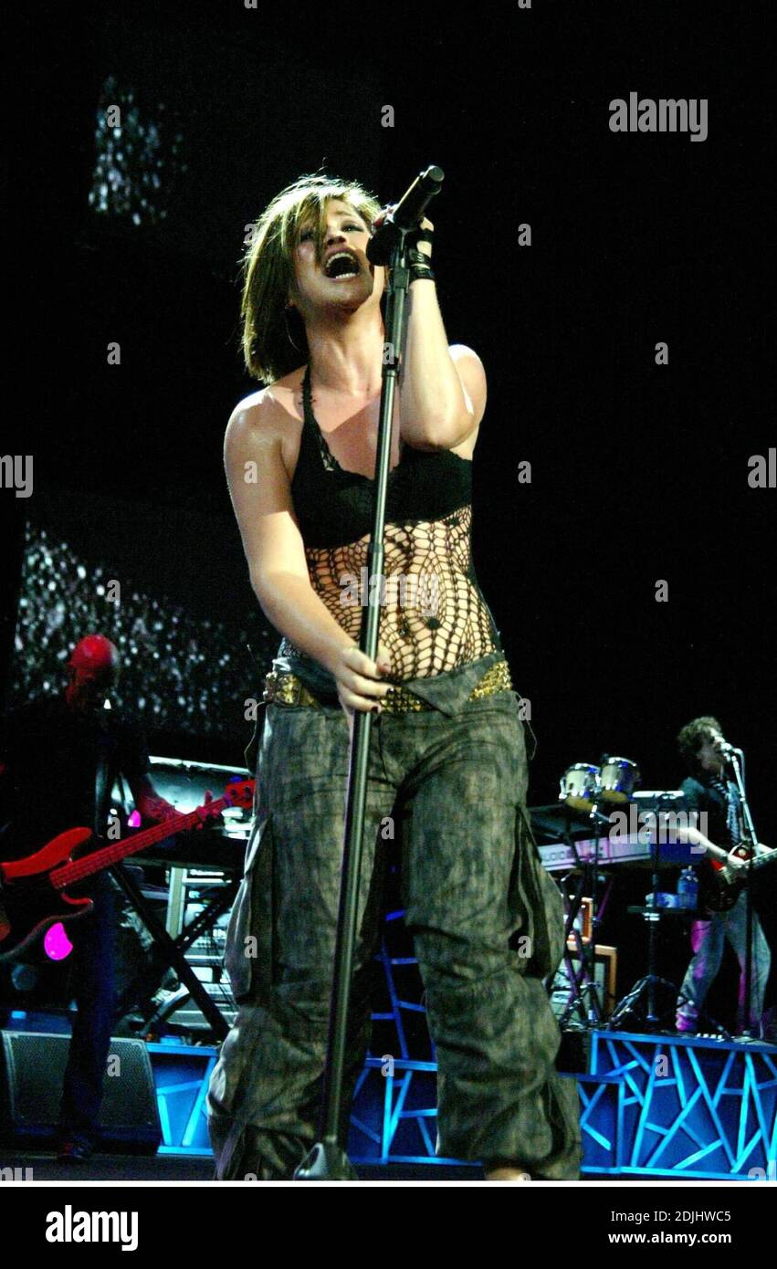 Kelly Clarkson Wows The Audience As She Performs Barefoot At The Sound Advice Amphitheater In