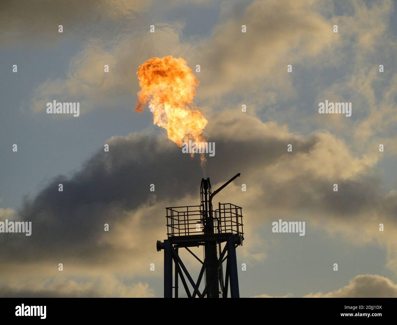 Refinery chimney fire hi-res stock photography and images - Alamy