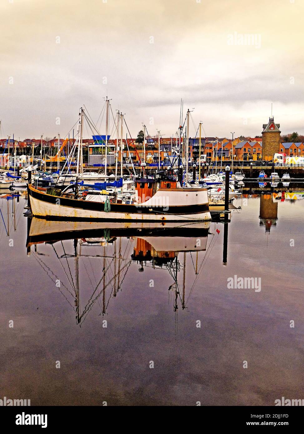 North Shields Royal Quays marina and yachts reflections at dusk Stock ...