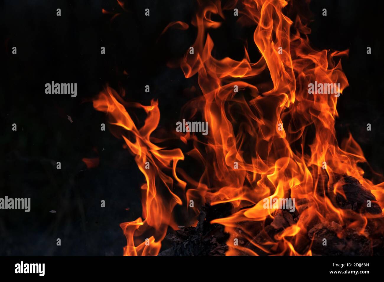 Burning pile of cardboard and waste paper Stock Photo - Alamy